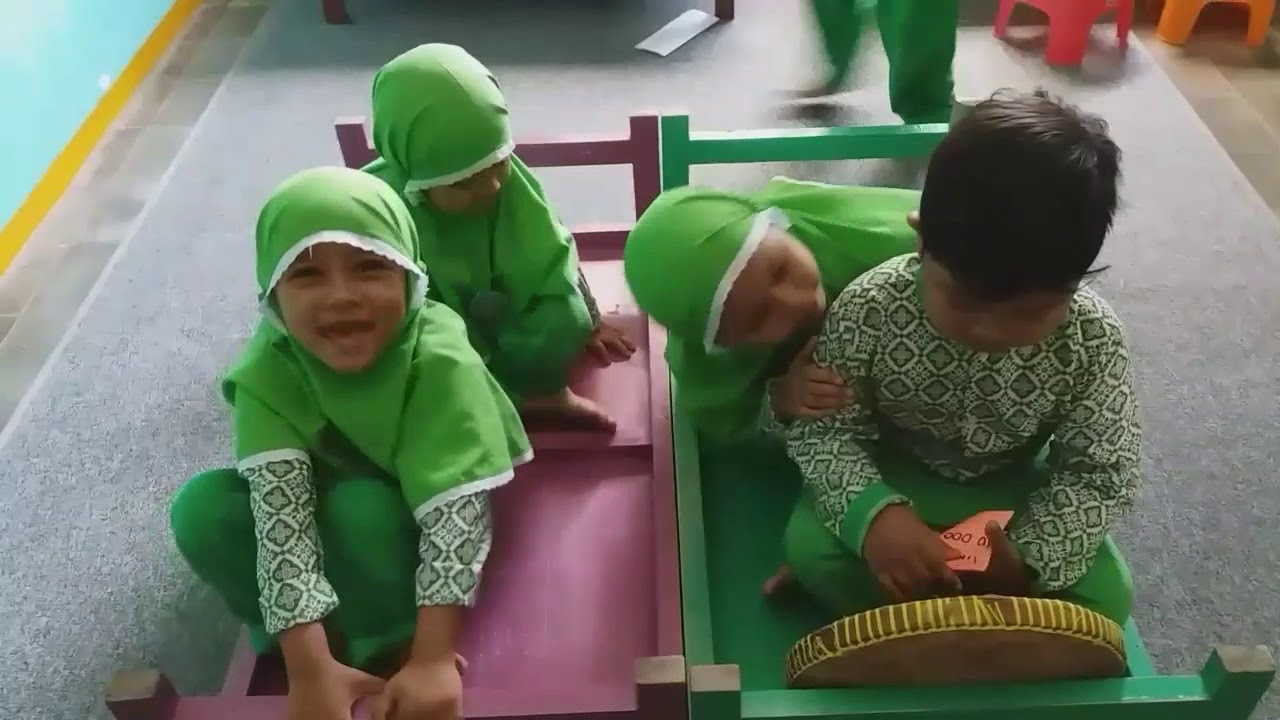 Sentra Main Peran tema transportasi darat kelompok usia 4 tahun, hey ...