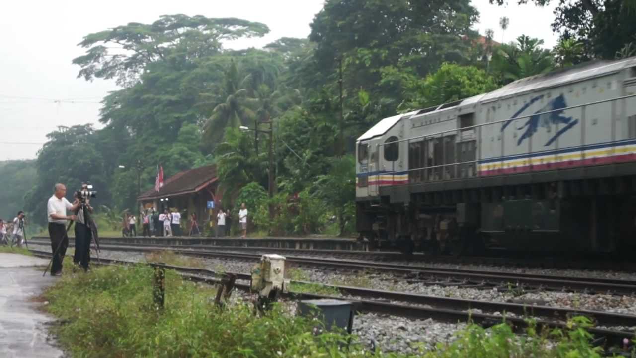 [HD] KTMB Class 26 with Express Senandung Sutera no.25 - YouTube