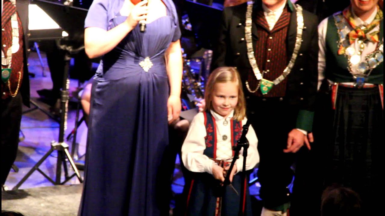 Maria Reitan åpner Buen kulturhus - YouTube