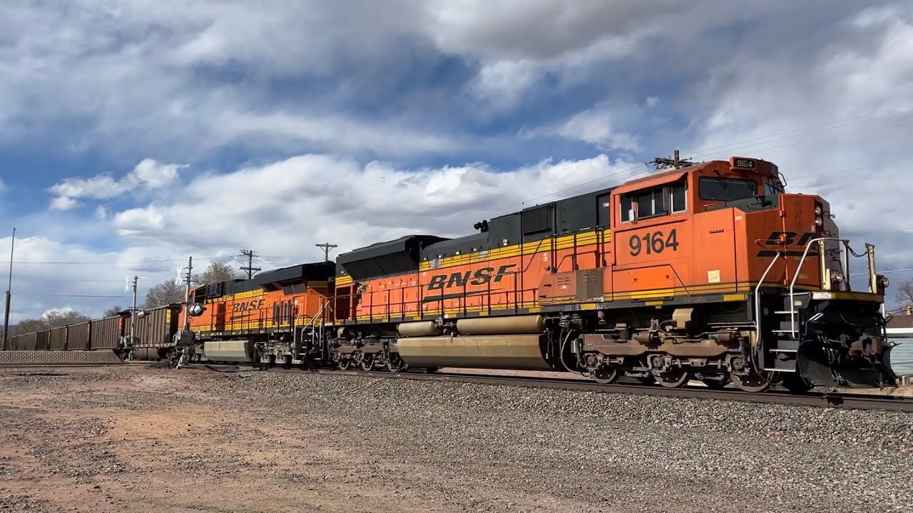 BNSF C-BKMDON0-13A + Gate Runner - YouTube