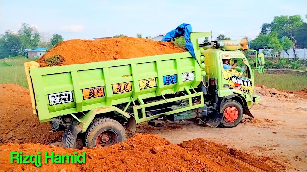 Mobil dump truk jomplangin muatan tanah merah.. - YouTube