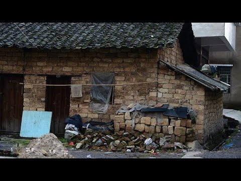 Escaping from the city, the guy renovates the old house in his hometown ...