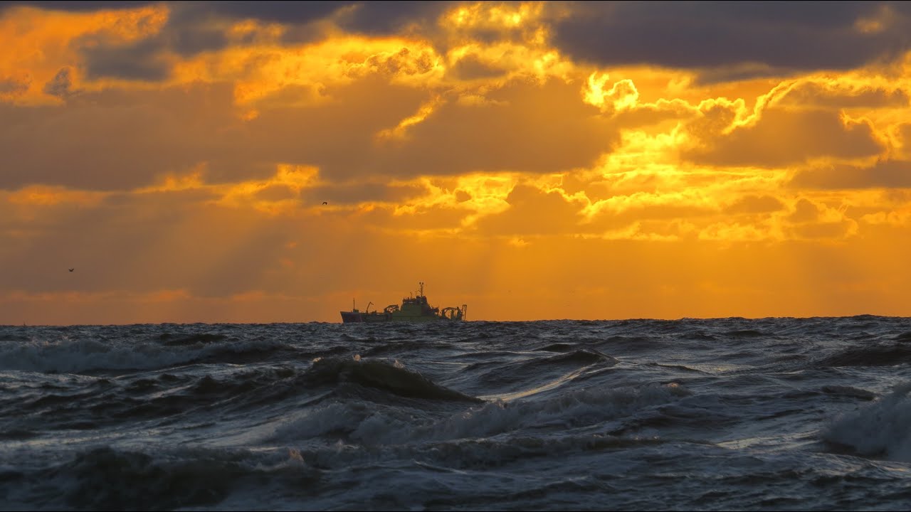 Storm aan zee. Katwijk september 2013 - YouTube