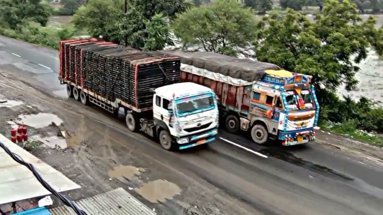 Tata truck ke upar Bhari Saman Le jaati Hui |Pani aur kharab road # ...