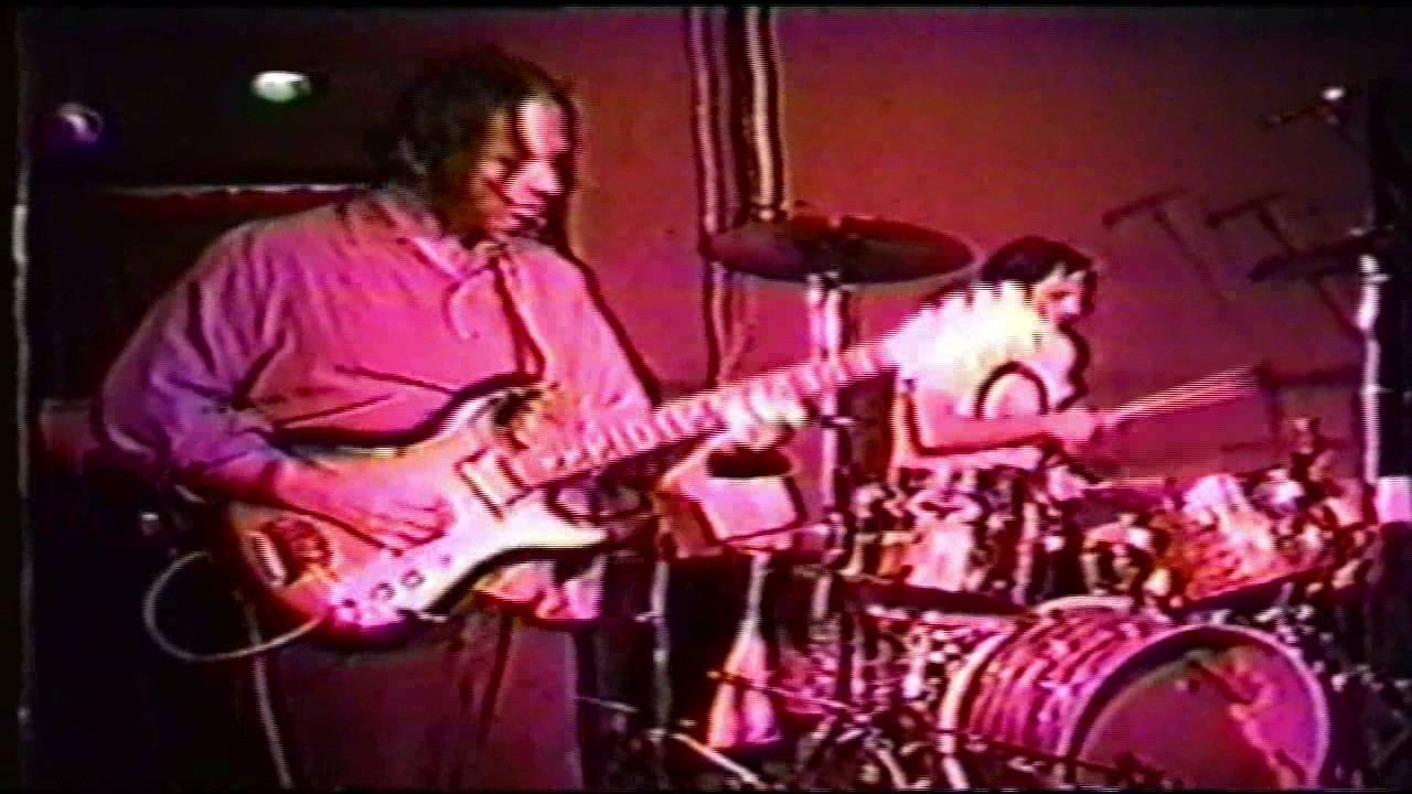 Voodoo Court "Ain't Got No Surfboard Blues" live at The Cats Alley in ...