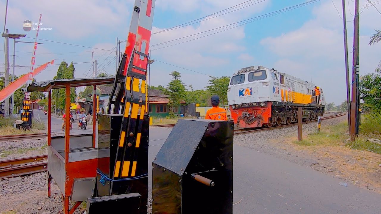 Rusak Nih? Palang Kereta Api Manual Perlintasan Baru Kota Lamongan ...