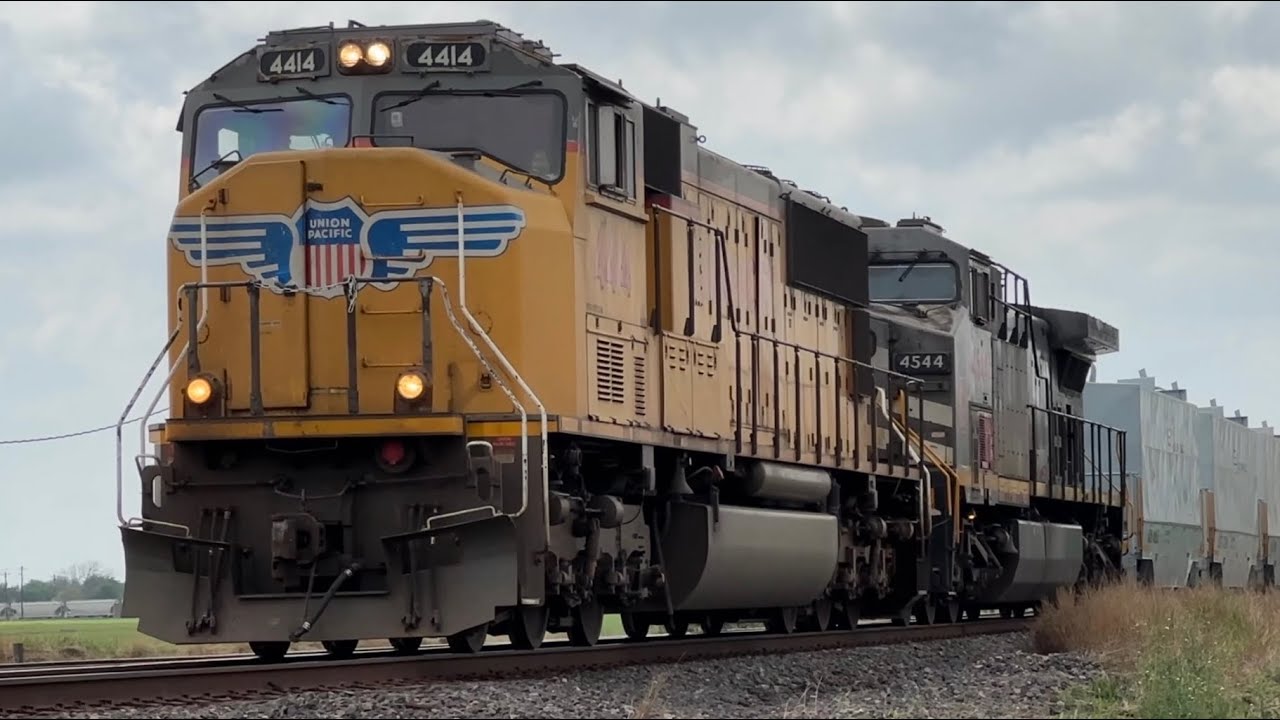 UP 4414 SD70M & KCSM Grey Ghost AC44CW Lead M-CCAG - YouTube