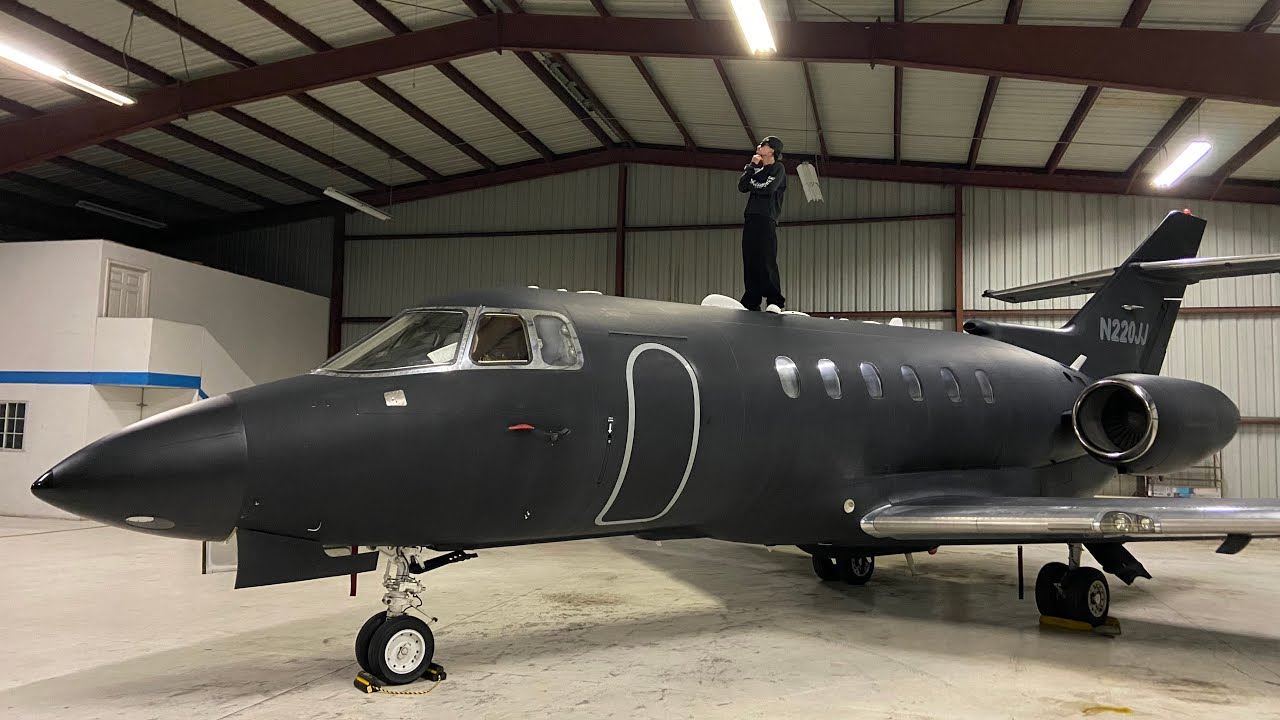 SNEAKING INTO A PRIVATE JET... - YouTube