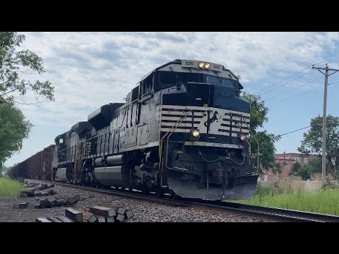 NS 1126 now leads 96Z returning eastbound with a beautiful K5LLA hornshow - YouTube