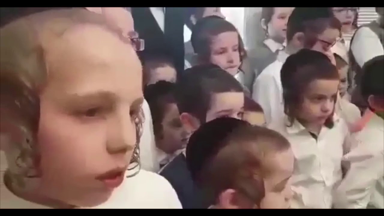 Viznitz kids entertain Belzer Rebetzin - YouTube