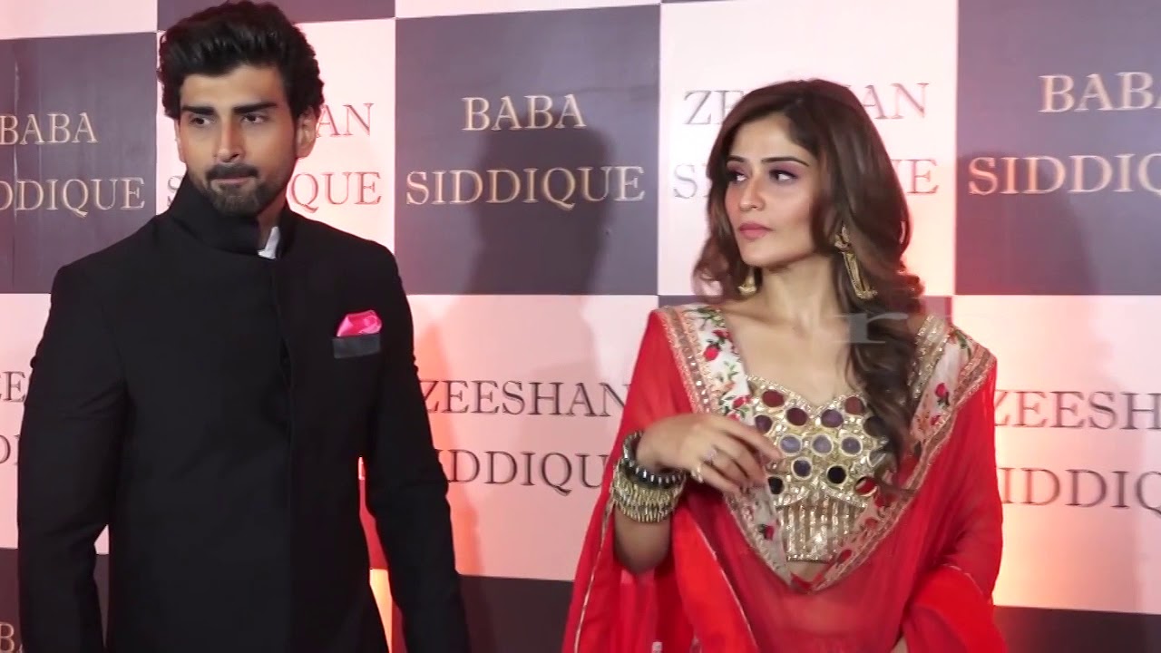Ashiqui Actor With Wife At Baba Zeeshan Siddique Iftaar Party - YouTube