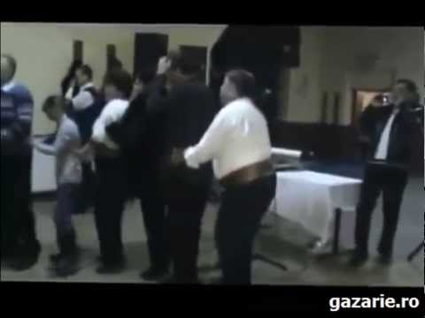 Unul beat pe dansul pinguinului la nunta