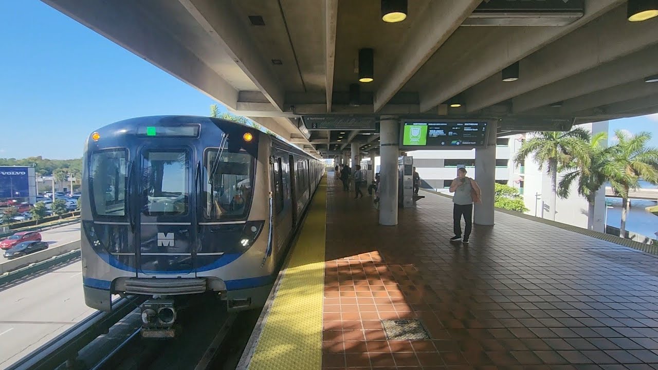 Miami Metrorail Northbound Green Line train arriving and departing at ...