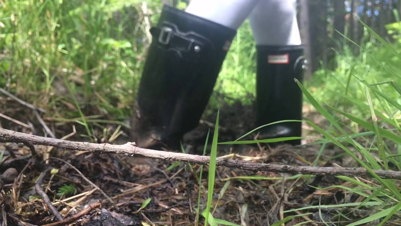 Hunter boots in mud 44 - YouTube