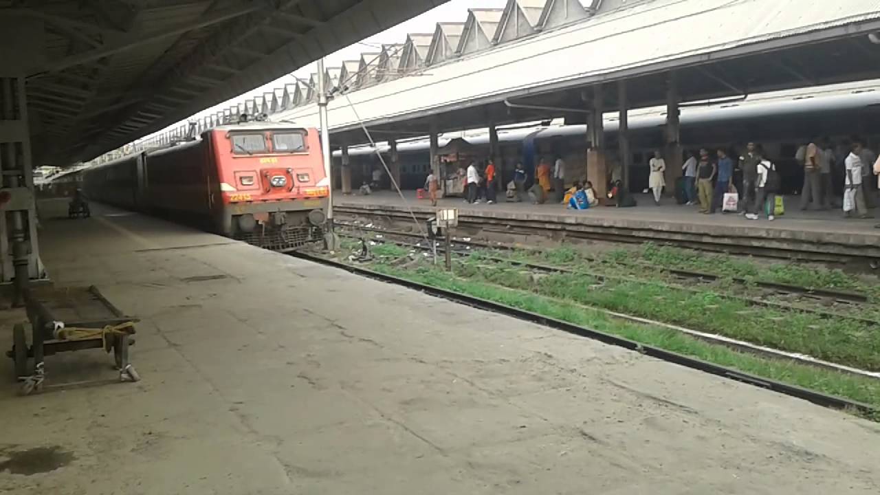 Shipra Express arrives at Howrah - YouTube