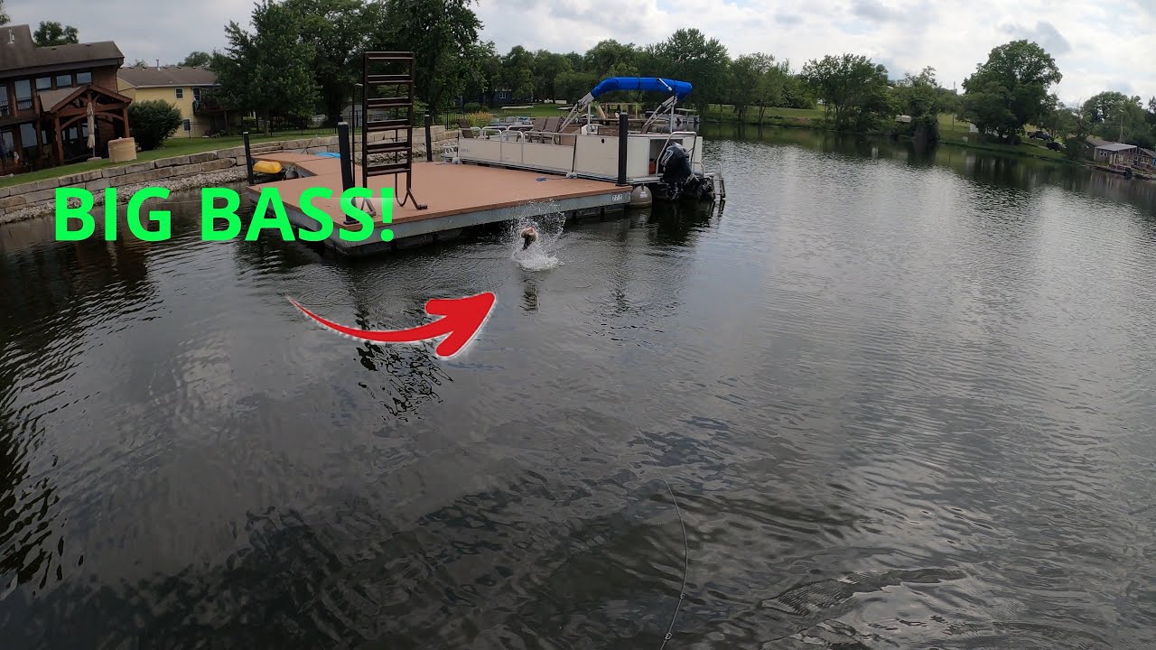 How to catch GIANT SUMMER BASS SKIPPING DOCKS! - YouTube