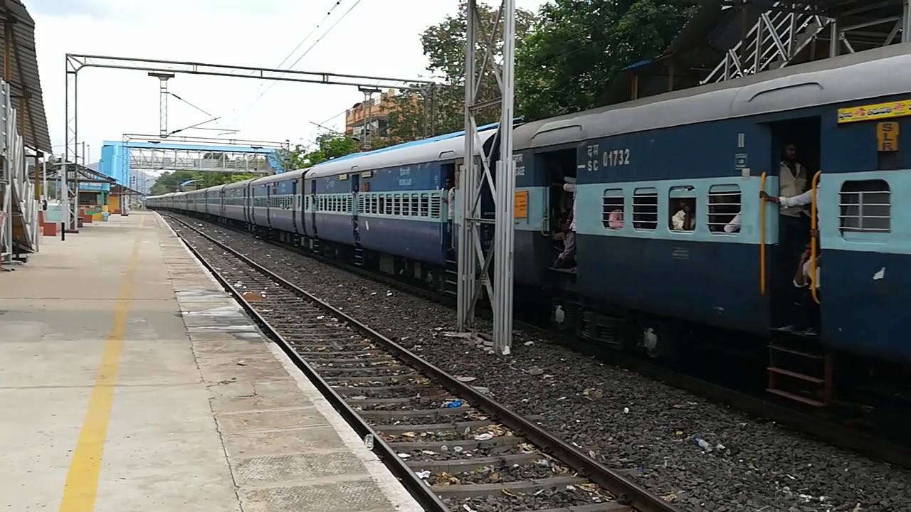 LGD WAP-4 17479 PURI-TPTY express crosses LGD WAP-7 12863 YPR-HWH ...