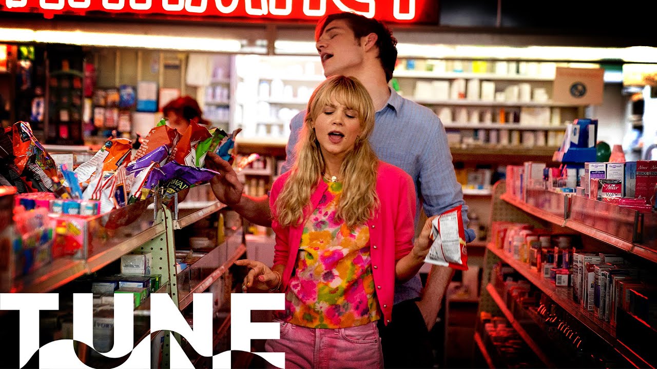 Carey Mulligan & Bo Burnham Dance To Paris Hilton's Stars Are Blind ...