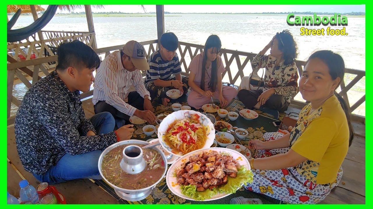 On the half way of Phnom Penh to Siem Reap! We Stop lunch in Kampong ...