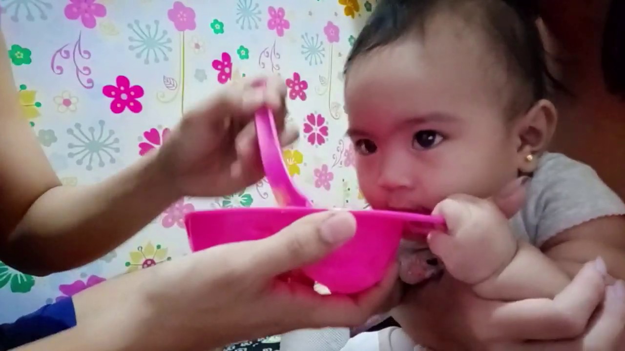 Ionas First Time To Eat Solid Food Franchesca Youtube