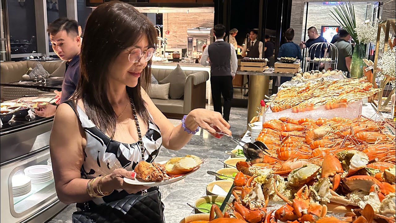 Ăn Buffet Hải Sản tại Landmark 81 thật ngon - YouTube