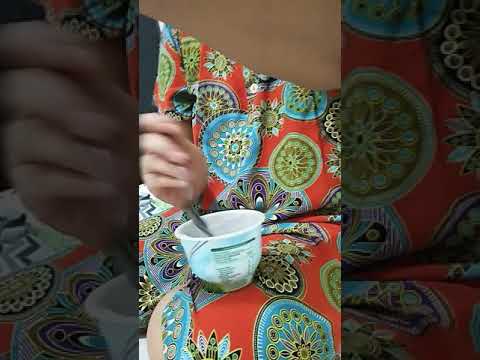 Tante saya lagi nyobain yogurt