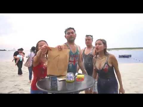 Pamela Duo Serigala Main di pantai memakai Bikini Sexy