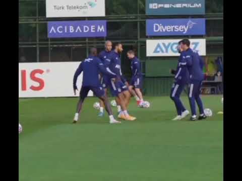 MESUT ÖZİL SİNAN GÜMÜŞ'E HARİKA BACAK ARASI ÇALIM ATIYOR.