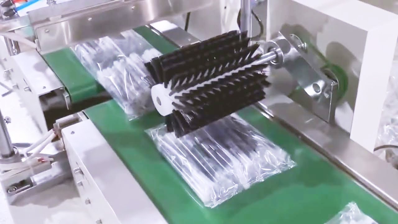 Syringes lifting feeding flow wrap packing machine - YouTube
