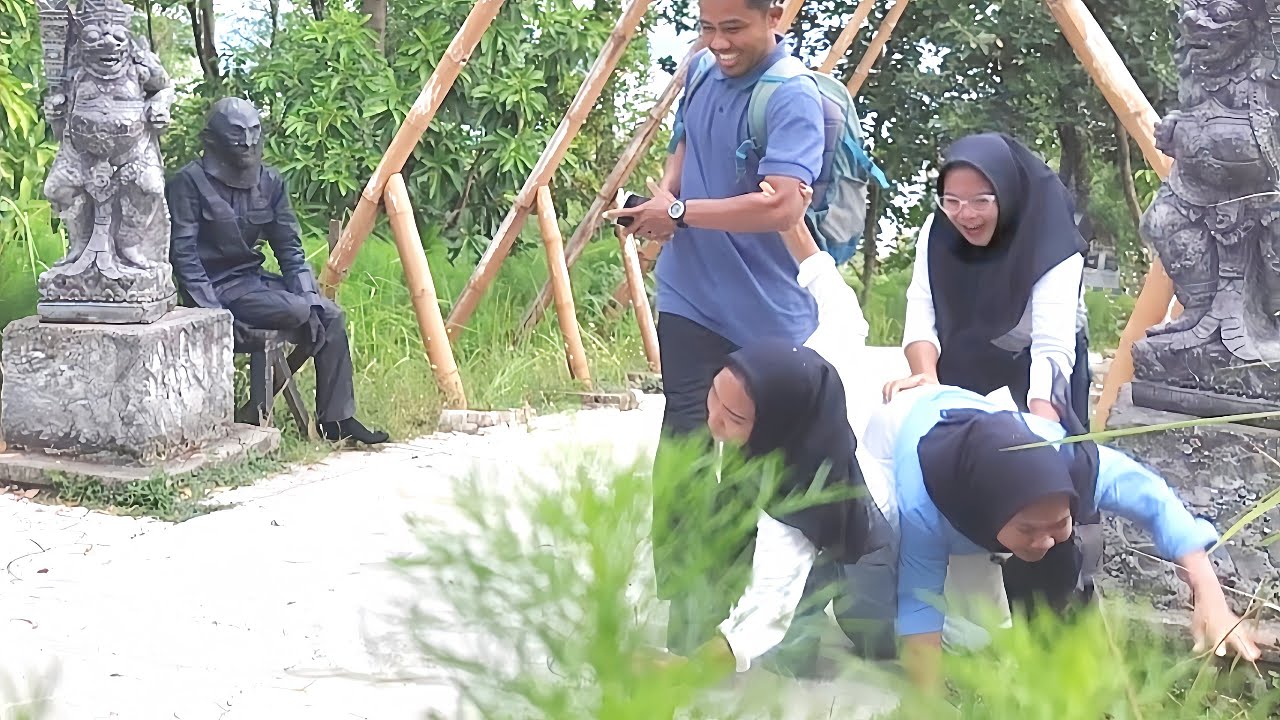 From shock to laughter, this is TOO FUNNY !! PRANKING PEOPLE AS A ...