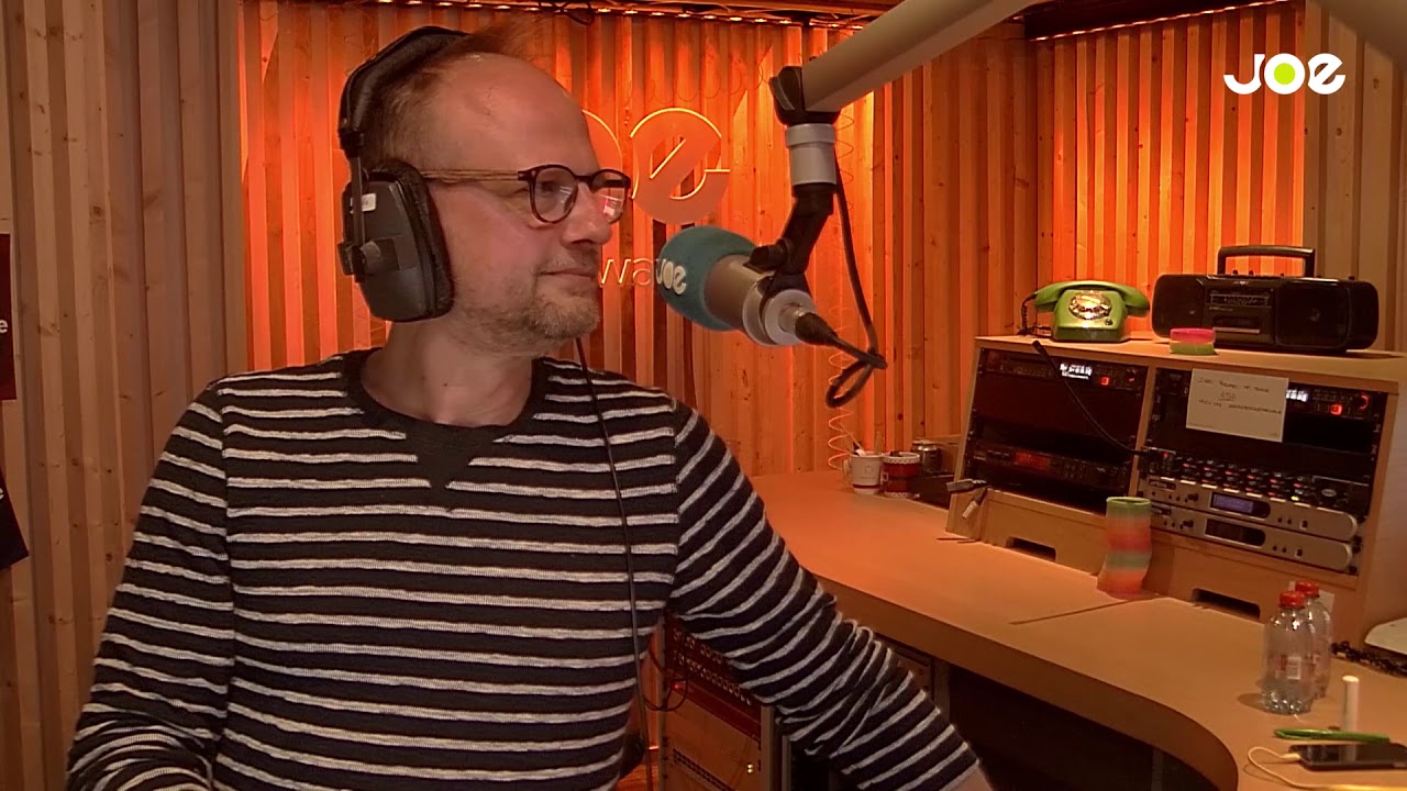 Raf & Ann foppen jarige nieuwslezeres Maite Goossens! - YouTube