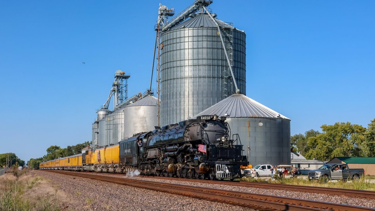UP 4014 Leads PG3SL At Papineau Illinois - YouTube