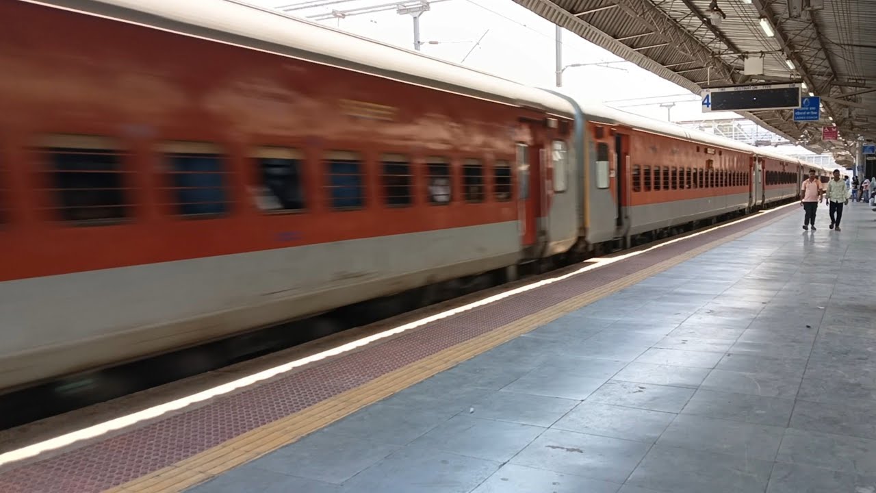 WAP7 High Speed - Howrah - Mumbai/Csmt Express Crossing Station. - YouTube