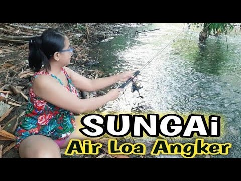 mancing ikan tawar di sungai kampung pedesaan