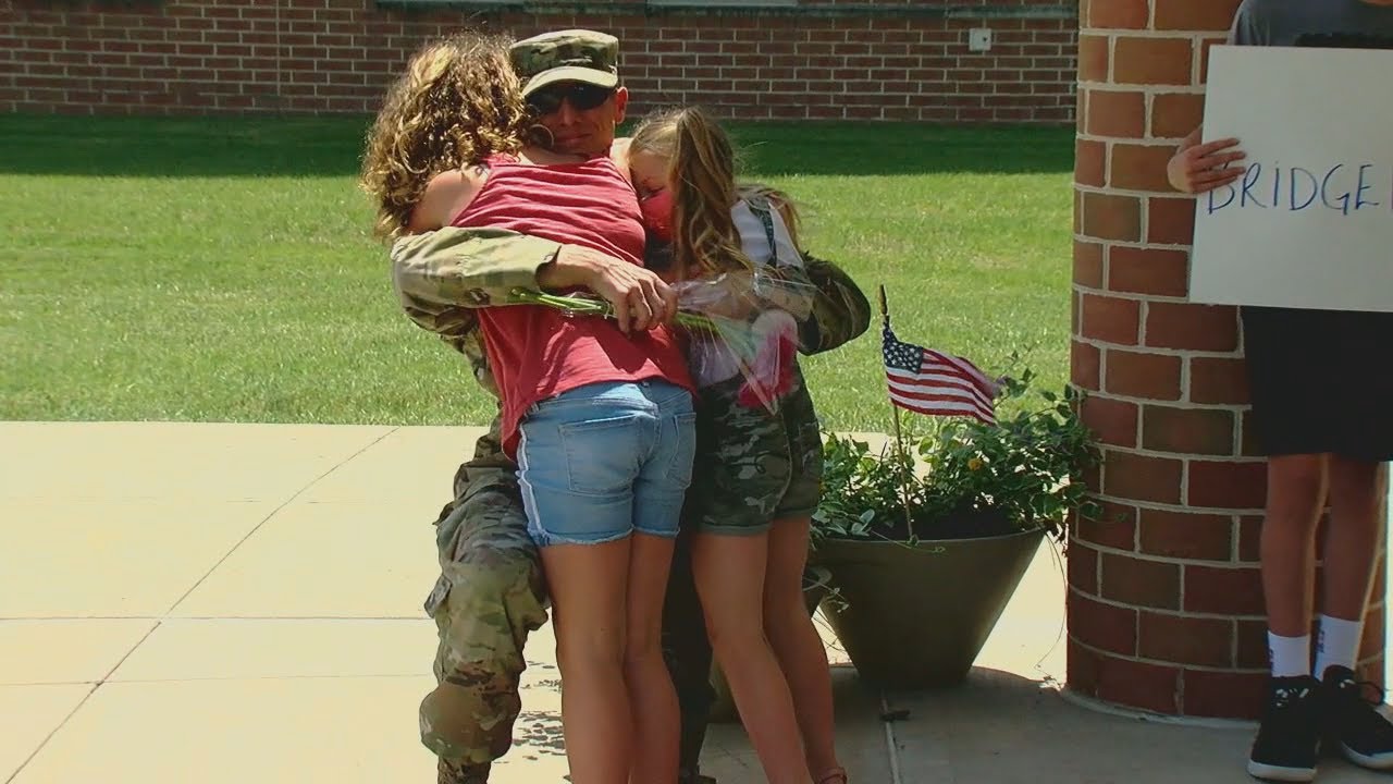 Welcome home, Dad! Soldier comes home from deployment, surprises family ...