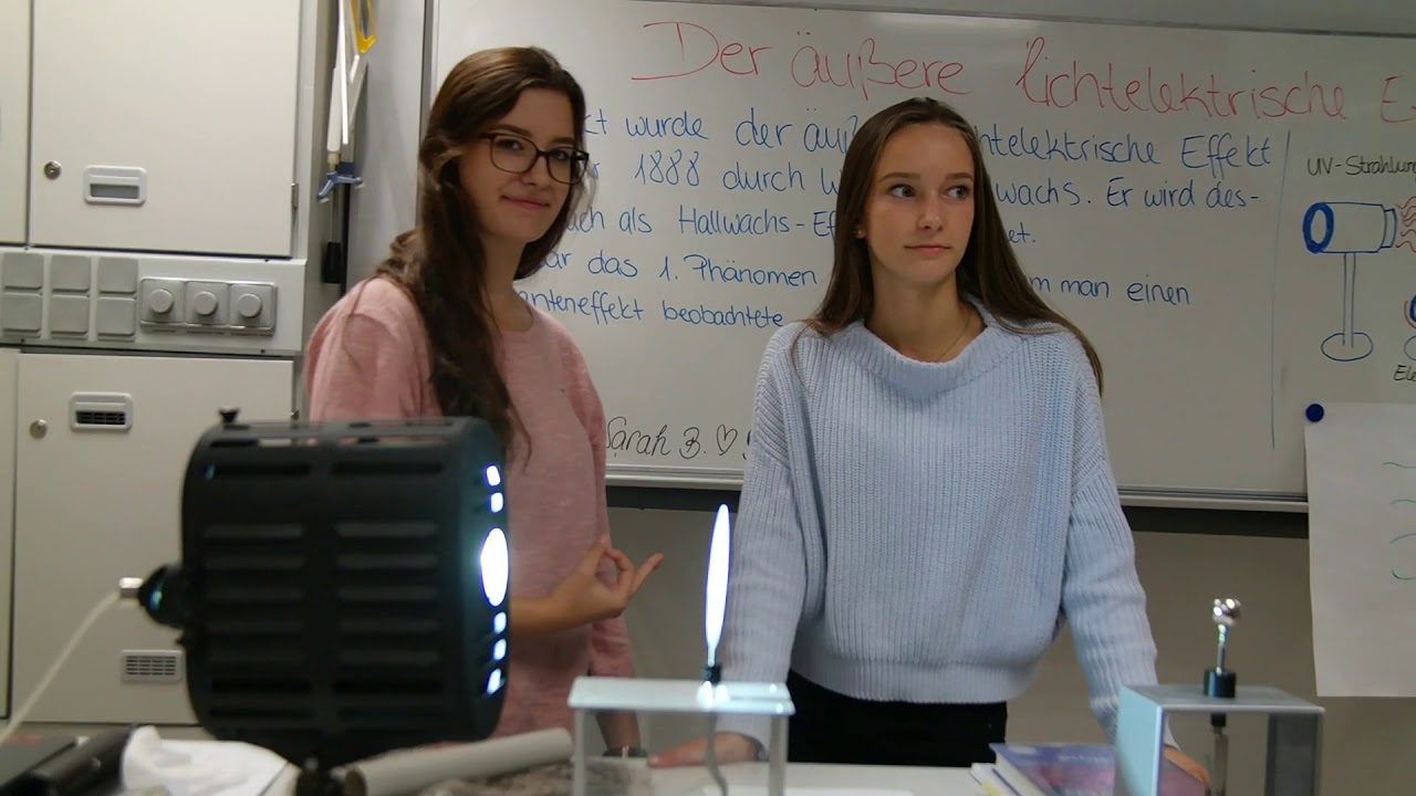 Schüler des Grundkurses experimentieren -Hallwachs-Effekt - YouTube