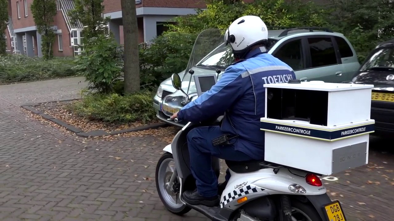 Digitaal handhaven met de scanauto en scanscooter - YouTube