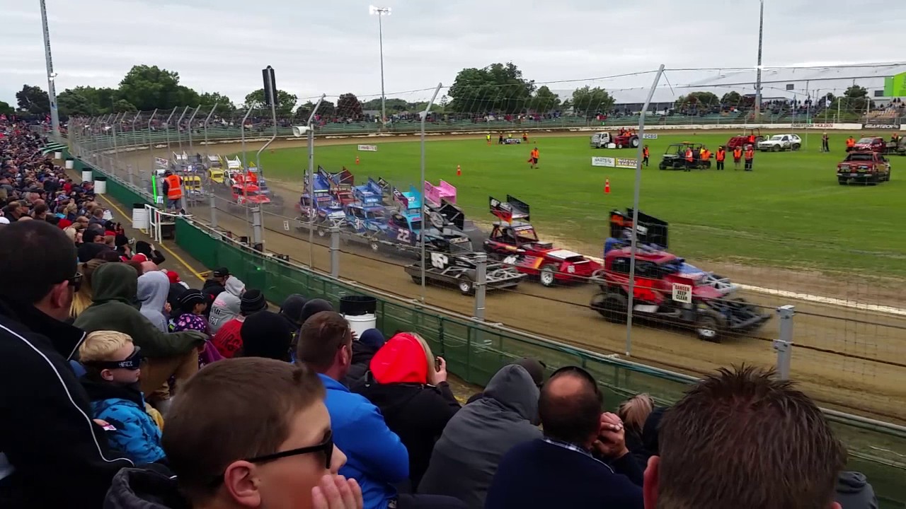 NZ Superstocks all groups lap 1 - YouTube