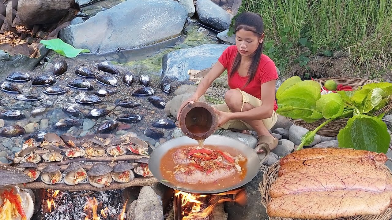 Fish egg hot chili cooking so Delicious food, Shells spicy chili ...