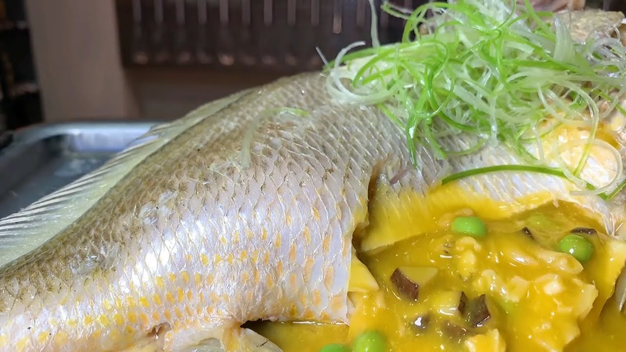 Yellowtail in soup國宴料理灌湯黃魚，整魚去骨的秘密 - YouTube