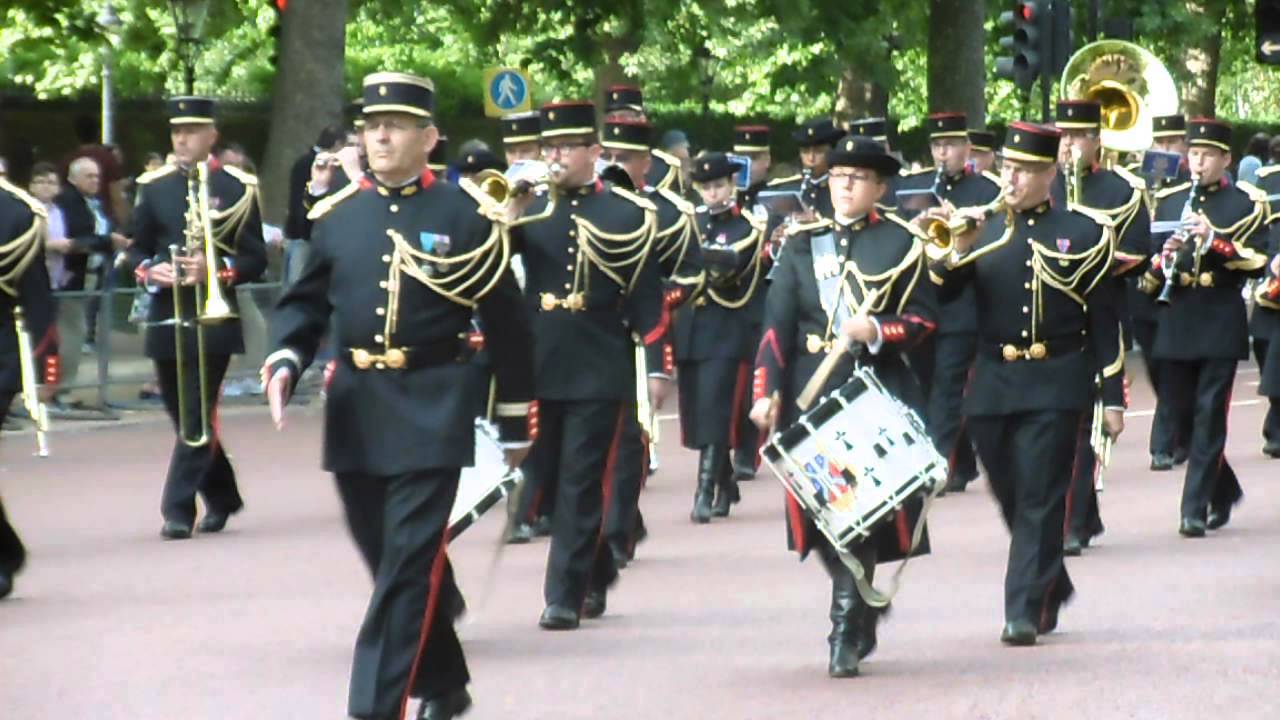 French Artiilery Band Waterloo 200 parade London - YouTube