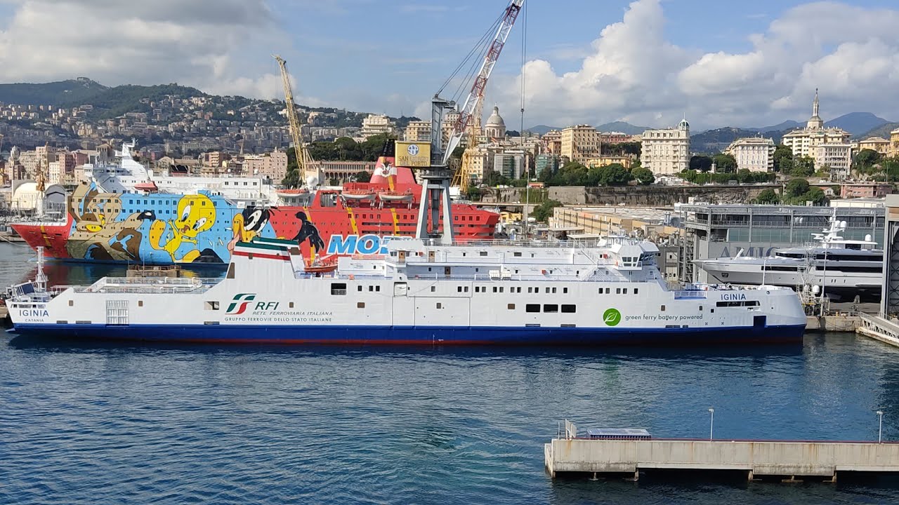 La nave traghetto IGINIA entra nel porto di Messina - YouTube