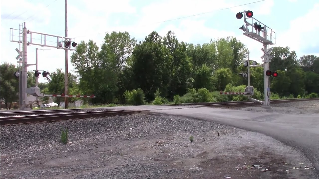 Kelly Avenue Railroad Crossing - NS 1002, 7644, and 7642 in Peru ...