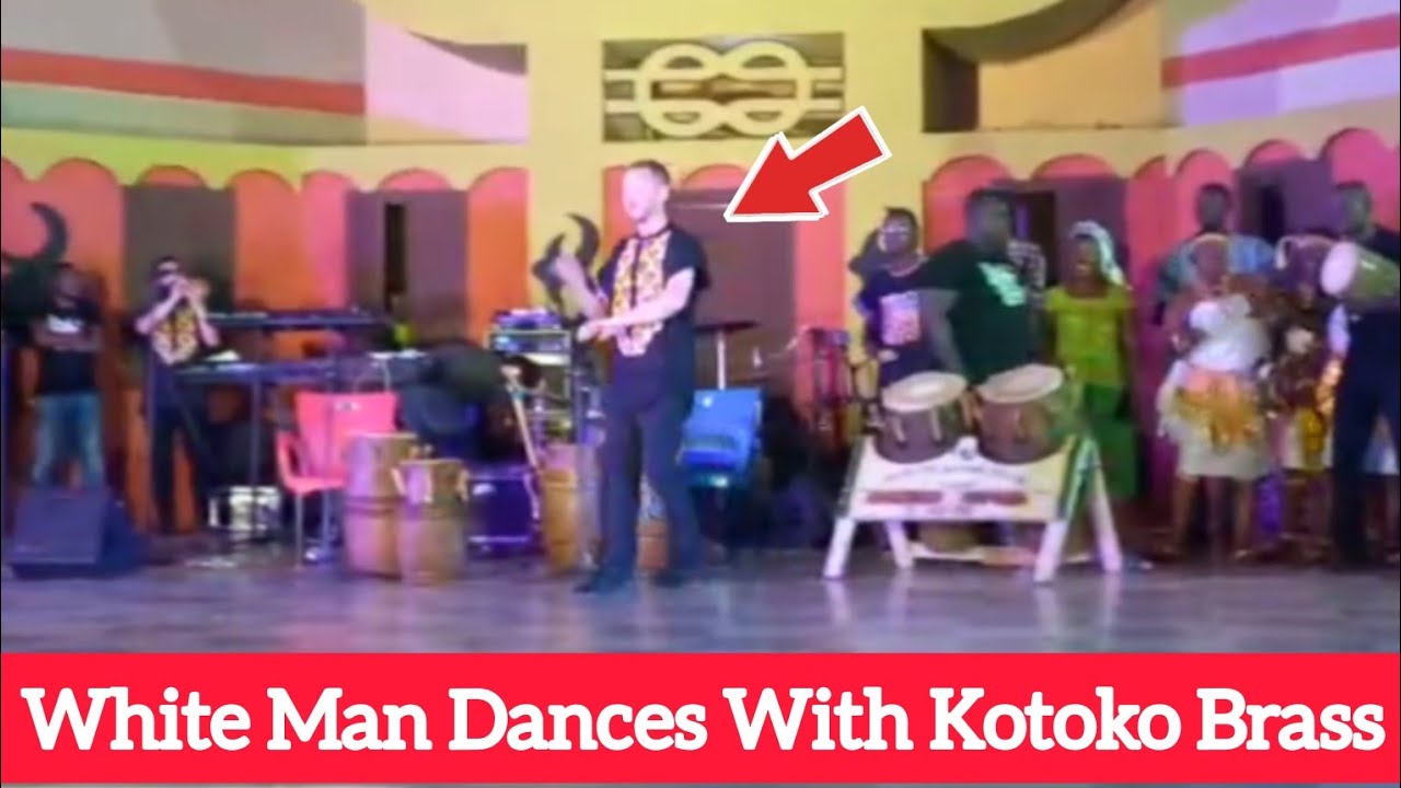 WOOW! WHITE MAN DANCES KETE AS IF HE'S AN ASHANTI WITH KOTOKO BRASS 🥱😱 ...