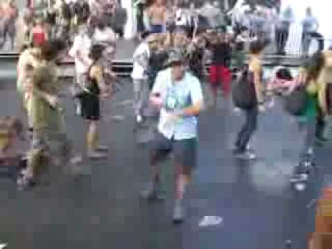 Some dude dancing! - YouTube