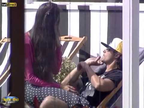 BBVIP - Kelly Baron senta-se no colo de Pedro Guedes