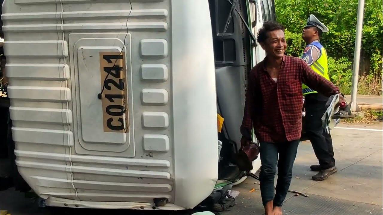 TRUK KONTAINER TERGULING DI TIKUNGAN JALAN PEMUDA DEPAN POLRES KENDAL - YouTube