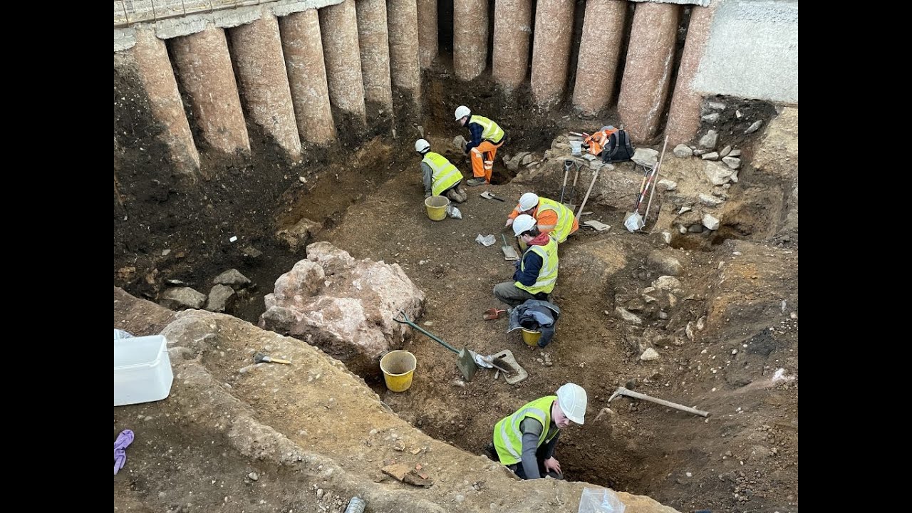 Archaeologists discover ancient ‘Cult Room’ in England - YouTube