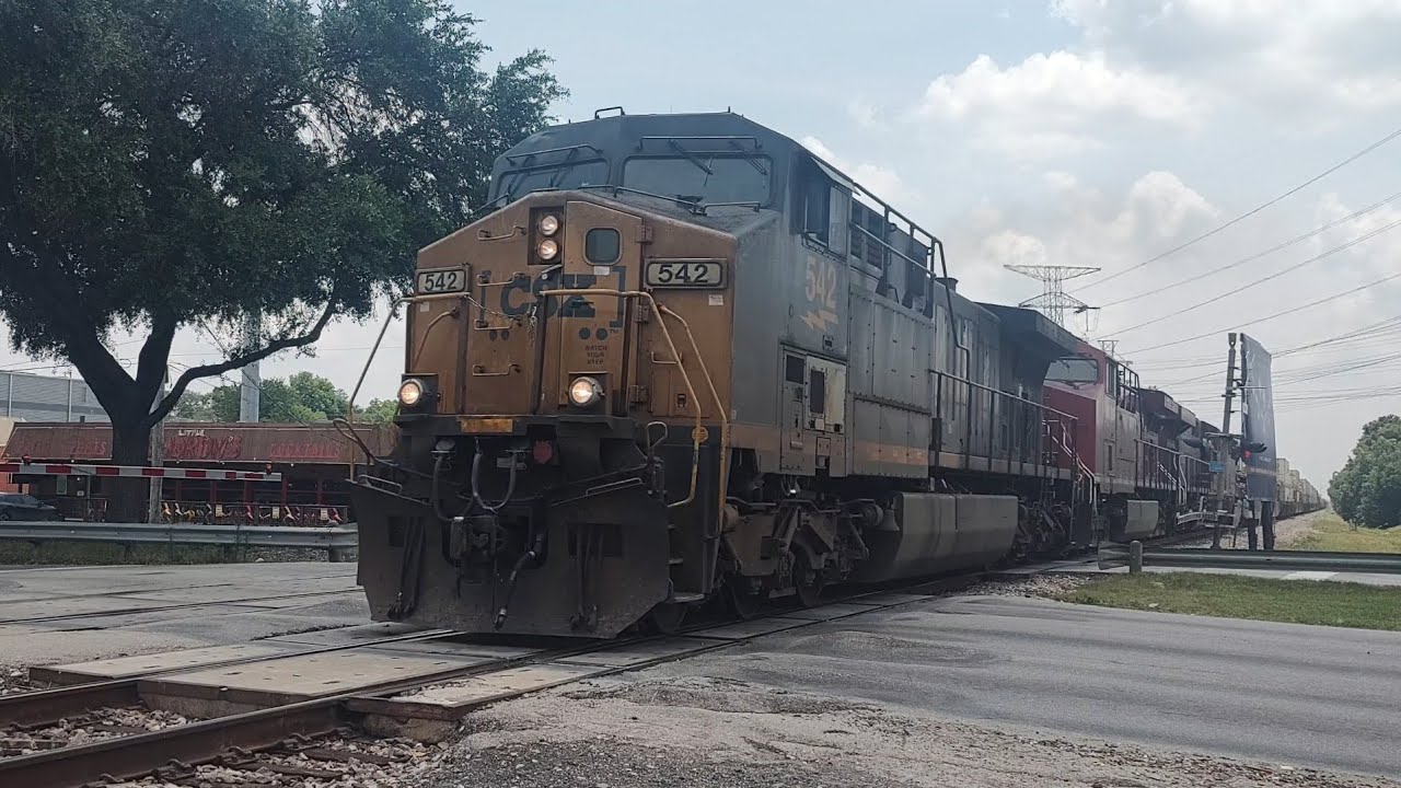 CSX 542 AC44CW leads mixed freight train ft CP #8126 CP #8717 & CP#8704, Houston TX 5/28/23 ...