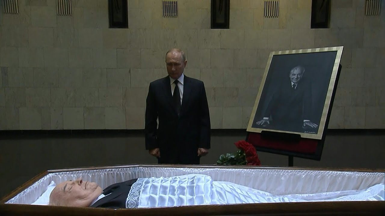 Vladimir Putin pays tribute to Mikhail Gorbachev | AFP - YouTube